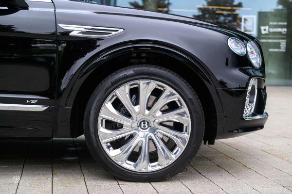 Melns Bentley Bentayga 2022 Viļņa, ar dzinēja tilpumu 4.00 L un nobraukumu 43 tūkst. km par 152000 €, foto 9 vietnē AUTOMOTO.COM.LV