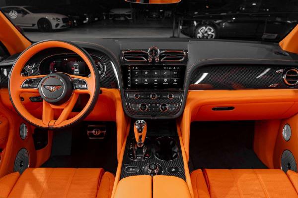 Black Bentley Bentayga 2024 in Riga, with an engine capacity of 4.00 L and mileage of 2 thousand km for 290400 €, photo 11 on AUTOMOTO.COM.LV
