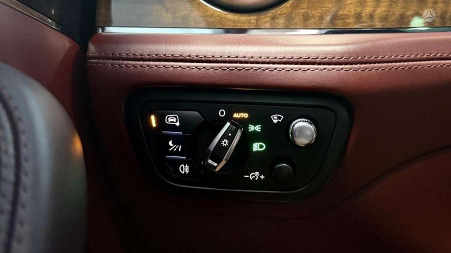 Zils Bentley Bentayga 2019 Viļņa, ar dzinēja tilpumu 4.00 L un nobraukumu 132 tūkst. km par 79989 €, foto 17 vietnē AUTOMOTO.COM.LV