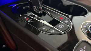 Zils Bentley Bentayga 2019 Viļņa, ar dzinēja tilpumu 4.00 L un nobraukumu 132 tūkst. km par 77777 €, foto 28 vietnē AUTOMOTO.COM.LV