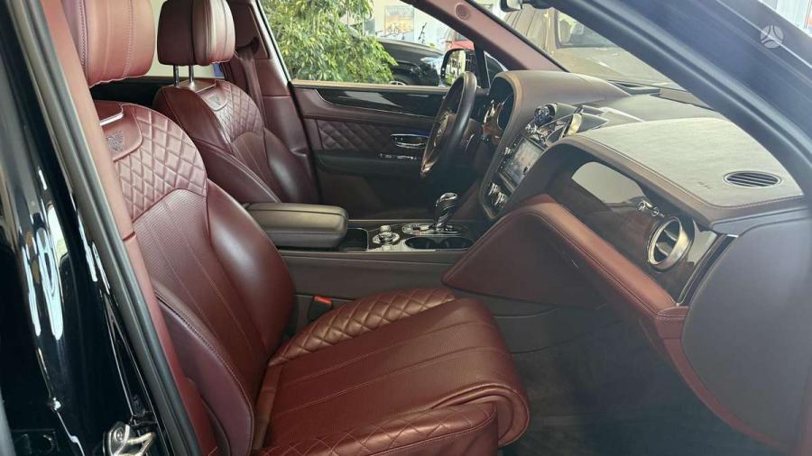 Blue Bentley Bentayga 2019 in Vilnius, with an engine capacity of 4.00 L and mileage of 132 thousand km for 77777 €, photo 15 on AUTOMOTO.COM.LV