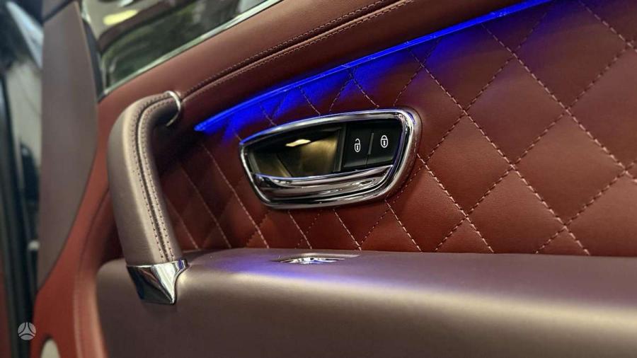 Blue Bentley Bentayga 2019 in Vilnius, with an engine capacity of 4.00 L and mileage of 132 thousand km for 77777 €, photo 25 on AUTOMOTO.COM.LV