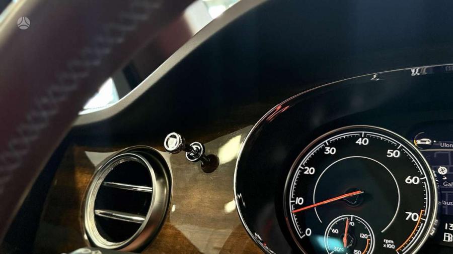 Blue Bentley Bentayga 2019 in Vilnius, with an engine capacity of 4.00 L and mileage of 132 thousand km for 77777 €, photo 31 on AUTOMOTO.COM.LV
