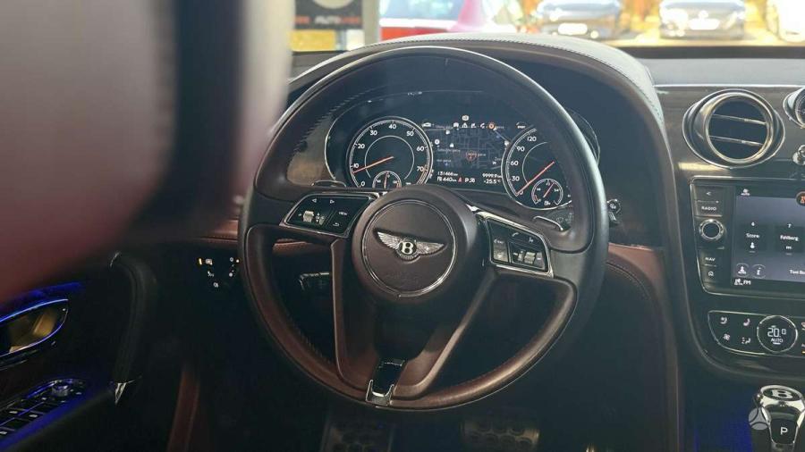 Blue Bentley Bentayga 2019 in Vilnius, with an engine capacity of 4.00 L and mileage of 132 thousand km for 77777 €, photo 38 on AUTOMOTO.COM.LV