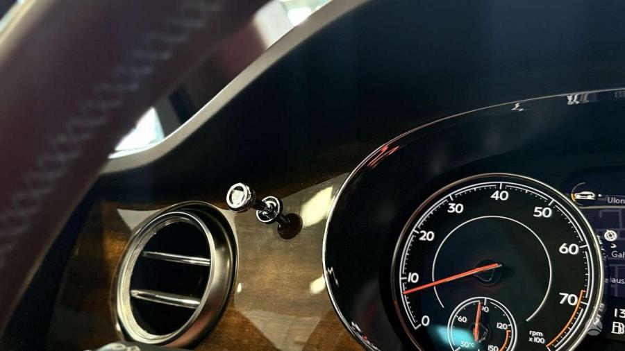 Blue Bentley Bentayga 2019 in Vilnius, with an engine capacity of 4.00 L and mileage of 132 thousand km for 75555 €, photo 31 on AUTOMOTO.COM.LV