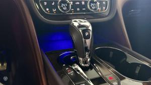 Blue Bentley Bentayga 2019 in Vilnius, with an engine capacity of 4.00 L and mileage of 132 thousand km for 75380 €, photo 16 on AUTOMOTO.COM.LV