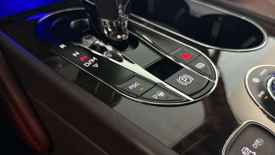 Blue Bentley Bentayga 2019 in Vilnius, with an engine capacity of 4.00 L and mileage of 132 thousand km for 75380 €, photo 28 on AUTOMOTO.COM.LV