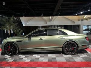 Green Bentley Bentayga 2023 in Vilnius, with an engine capacity of 4.00 L and mileage of 22 thousand km for 245000 €, photo 8 on AUTOMOTO.COM.LV