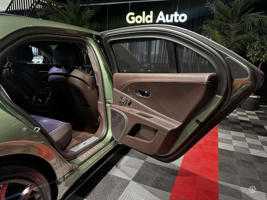 Green Bentley Bentayga 2023 in Vilnius, with an engine capacity of 4.00 L and mileage of 22 thousand km for 245000 €, photo 12 on AUTOMOTO.COM.LV