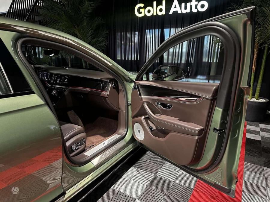 Green Bentley Bentayga 2023 in Vilnius, with an engine capacity of 4.00 L and mileage of 22 thousand km for 245000 €, photo 13 on AUTOMOTO.COM.LV