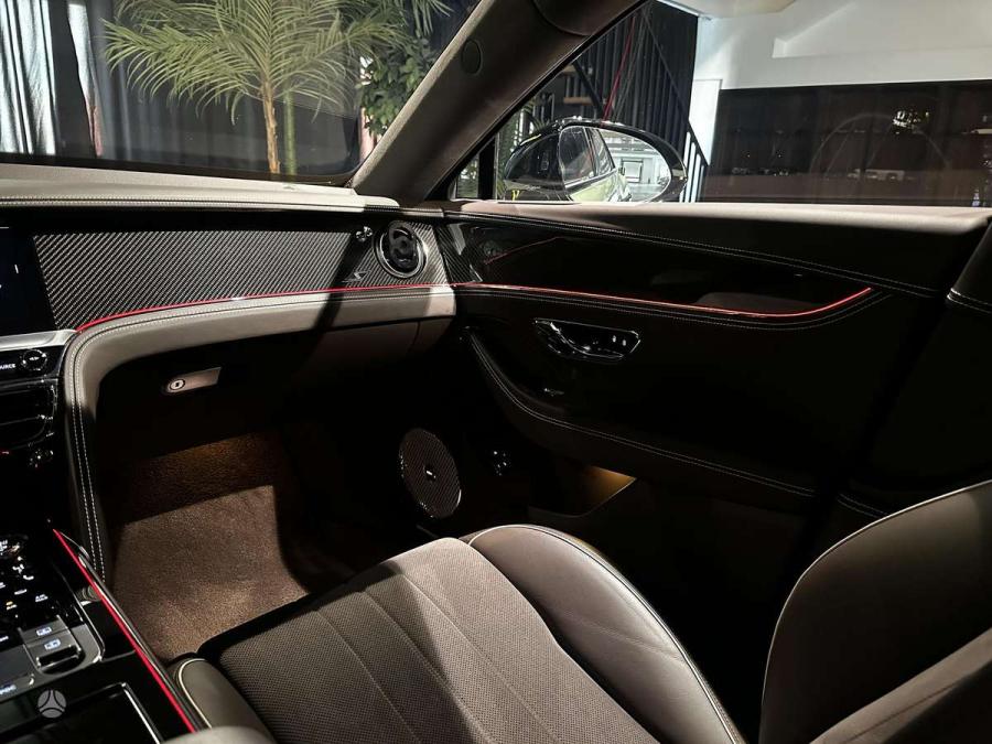 Green Bentley Bentayga 2023 in Vilnius, with an engine capacity of 4.00 L and mileage of 22 thousand km for 245000 €, photo 31 on AUTOMOTO.COM.LV