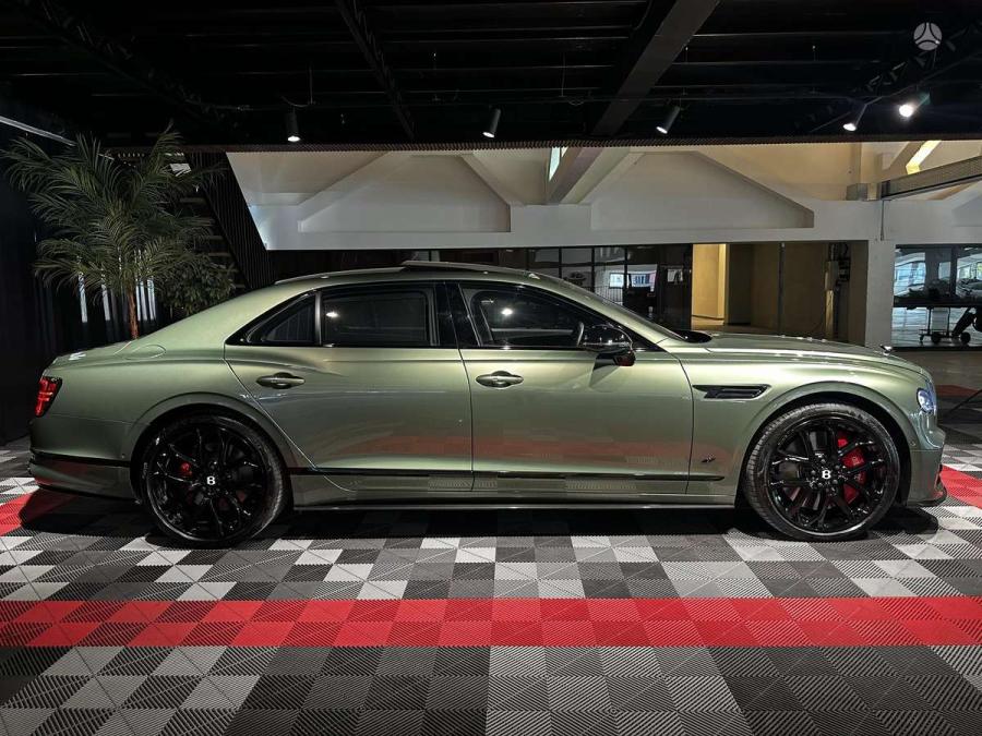 Green Bentley Bentayga 2023 in Vilnius, with an engine capacity of 4.00 L and mileage of 22 thousand km for 245000 €, photo 46 on AUTOMOTO.COM.LV