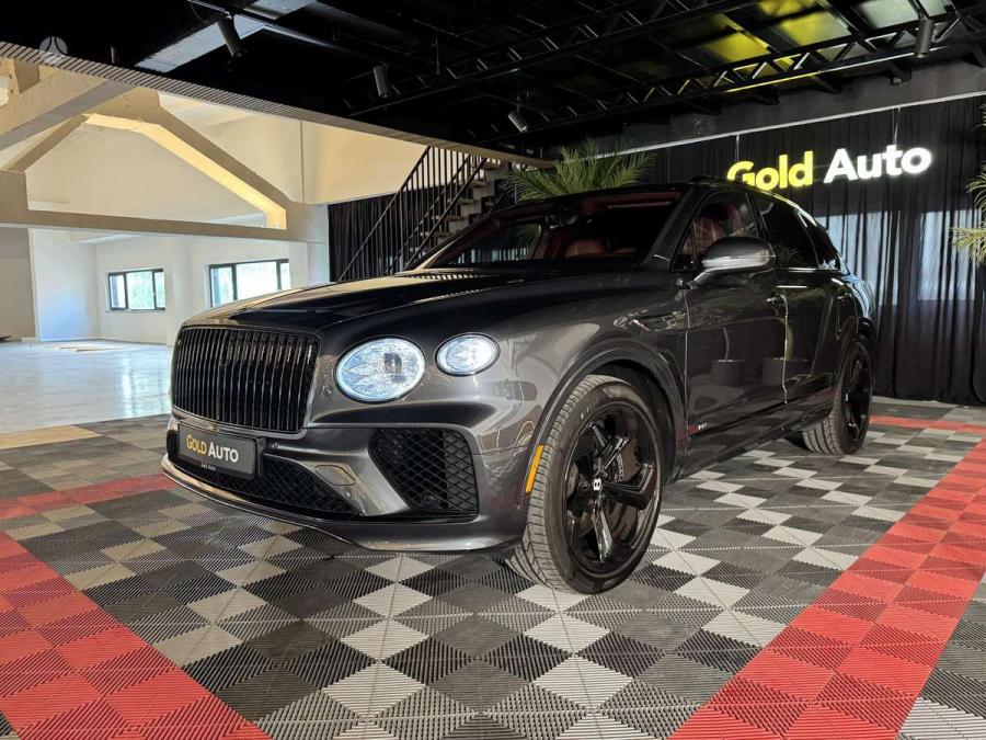 Pelēks Bentley Bentayga 2021 Viļņa, ar dzinēja tilpumu 4.00 L un nobraukumu 30 tūkst. km par 149900 €, foto 1 vietnē AUTOMOTO.COM.LV