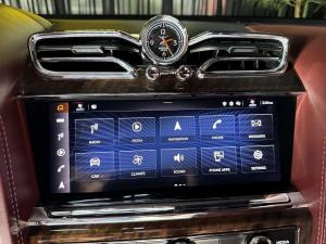 Pelēks Bentley Bentayga 2021 Viļņa, ar dzinēja tilpumu 4.00 L un nobraukumu 30 tūkst. km par 149900 €, foto 23 vietnē AUTOMOTO.COM.LV