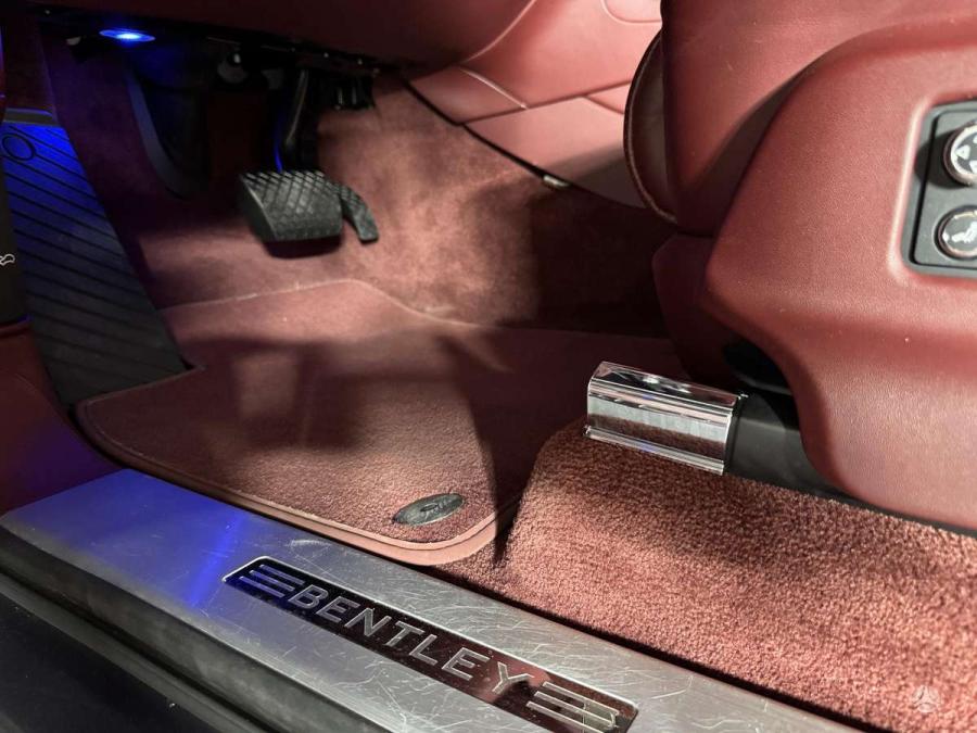Pelēks Bentley Bentayga 2021 Viļņa, ar dzinēja tilpumu 4.00 L un nobraukumu 30 tūkst. km par 149900 €, foto 26 vietnē AUTOMOTO.COM.LV