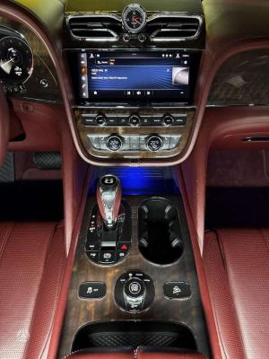 Pelēks Bentley Bentayga 2021 Viļņa, ar dzinēja tilpumu 4.00 L un nobraukumu 30 tūkst. km par 149900 €, foto 36 vietnē AUTOMOTO.COM.LV