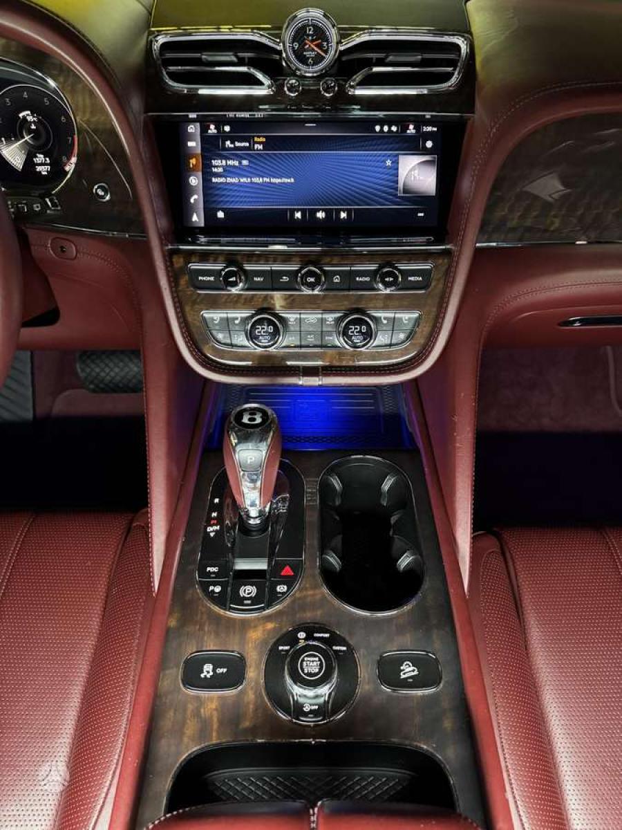 Pelēks Bentley Bentayga 2021 Viļņa, ar dzinēja tilpumu 4.00 L un nobraukumu 30 tūkst. km par 149900 €, foto 36 vietnē AUTOMOTO.COM.LV