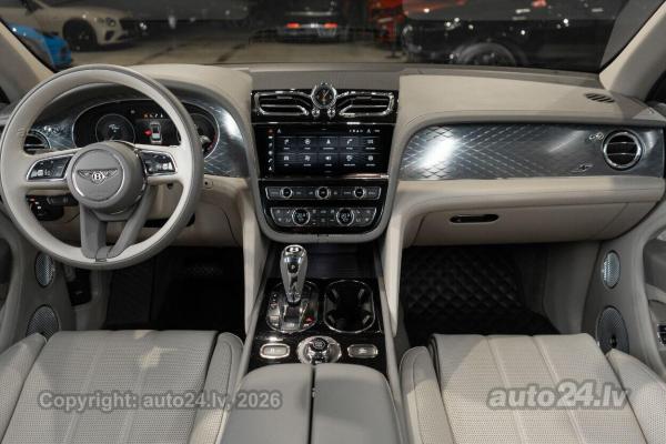 Grey Bentley Bentayga 2023 in Riga, with an engine capacity of 4.00 L and mileage of 30 thousand km for 231110 €, photo 11 on AUTOMOTO.COM.LV