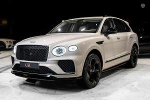 Pelēks Bentley Bentayga 2023 Rīga, ar dzinēja tilpumu 4.00 L un nobraukumu 30 tūkst. km par 231110 €, foto  vietnē AUTOMOTO.COM.LV
