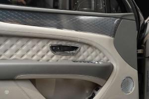 Pelēks Bentley Bentayga 2023 Rīga, ar dzinēja tilpumu 4.00 L un nobraukumu 30 tūkst. km par 231110 €, foto 16 vietnē AUTOMOTO.COM.LV