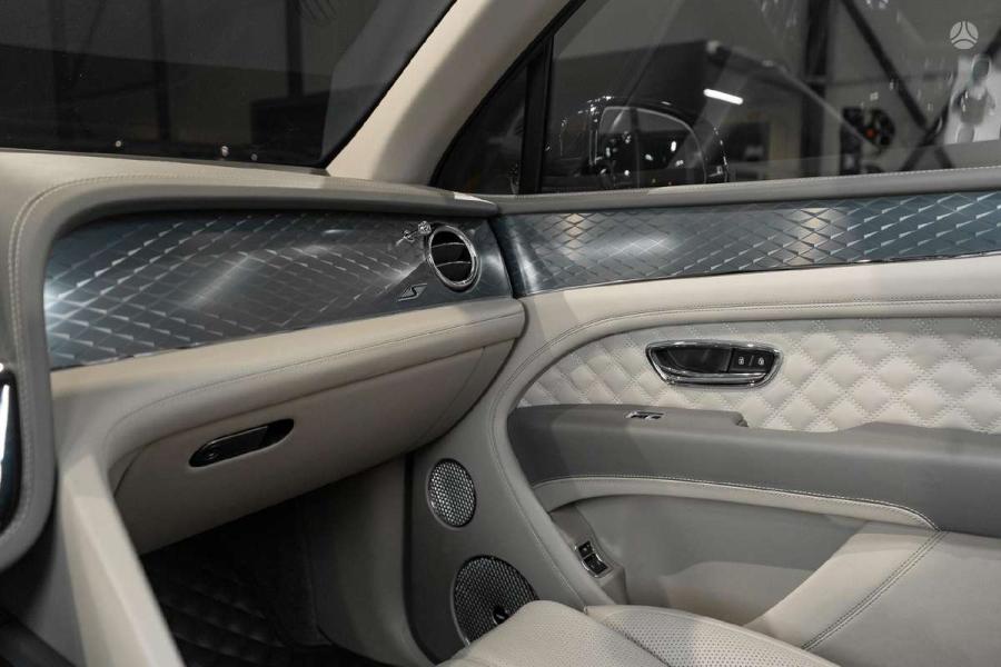 Pelēks Bentley Bentayga 2023 Rīga, ar dzinēja tilpumu 4.00 L un nobraukumu 30 tūkst. km par 231110 €, foto 40 vietnē AUTOMOTO.COM.LV