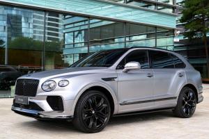Pelēks Bentley Bentayga 2026 Viļņa, ar dzinēja tilpumu 4.00 L un nobraukumu 2 tūkst. km par 370260 €, foto  vietnē AUTOMOTO.COM.LV
