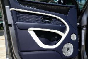 Pelēks Bentley Bentayga 2026 Viļņa, ar dzinēja tilpumu 4.00 L un nobraukumu 2 tūkst. km par 370260 €, foto 23 vietnē AUTOMOTO.COM.LV