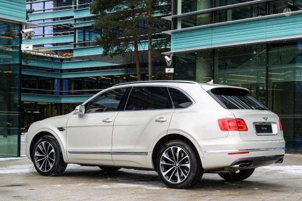 Balts Bentley Bentayga 2019 Viļņa, ar dzinēja tilpumu 4.00 L un nobraukumu 75 tūkst. km par 120000 €, foto 6 vietnē AUTOMOTO.COM.LV