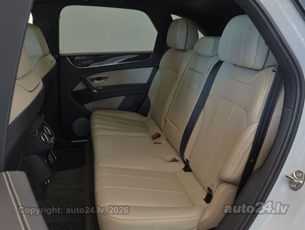 White Bentley Bentayga 2019 in Tallinn, with an engine capacity of 4.00 L and mileage of 80 thousand km for 105000 €, photo 8 on AUTOMOTO.COM.LV