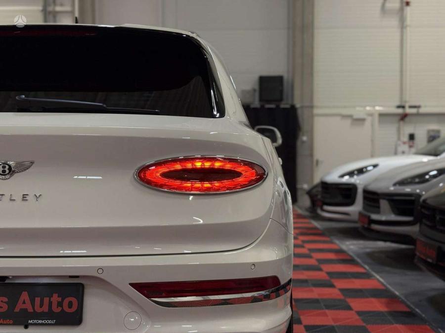 Balts Bentley Bentayga 2022 Viļņa, ar dzinēja tilpumu 4.00 L un nobraukumu 11 tūkst. km par 143500 €, foto 9 vietnē AUTOMOTO.COM.LV