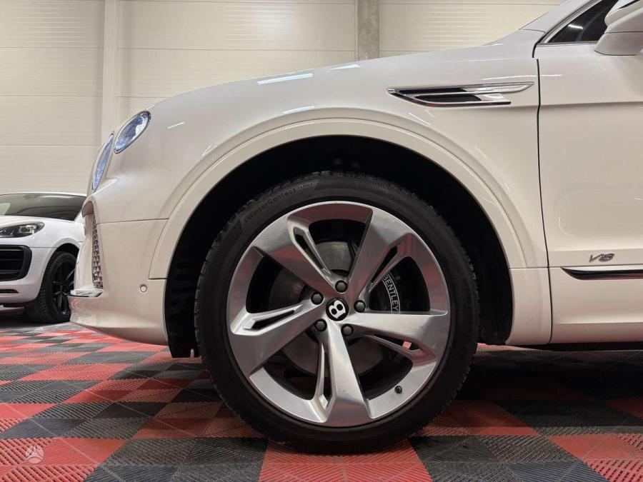 Balts Bentley Bentayga 2022 Viļņa, ar dzinēja tilpumu 4.00 L un nobraukumu 11 tūkst. km par 143500 €, foto 10 vietnē AUTOMOTO.COM.LV