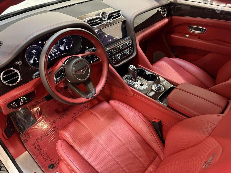 Balts Bentley Bentayga 2022 Viļņa, ar dzinēja tilpumu 4.00 L un nobraukumu 11 tūkst. km par 143500 €, foto 12 vietnē AUTOMOTO.COM.LV