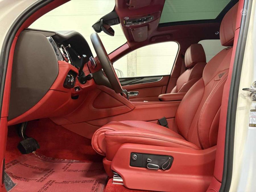 Balts Bentley Bentayga 2022 Viļņa, ar dzinēja tilpumu 4.00 L un nobraukumu 11 tūkst. km par 143500 €, foto 15 vietnē AUTOMOTO.COM.LV