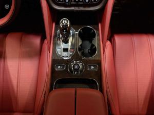 Balts Bentley Bentayga 2022 Viļņa, ar dzinēja tilpumu 4.00 L un nobraukumu 11 tūkst. km par 143500 €, foto 24 vietnē AUTOMOTO.COM.LV