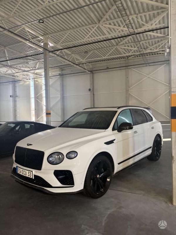 White Bentley Bentayga 2021 in Kaunas, with an engine capacity of 4.00 L and mileage of 48 thousand km for 139999 €, photo 1 on AUTOMOTO.COM.LV