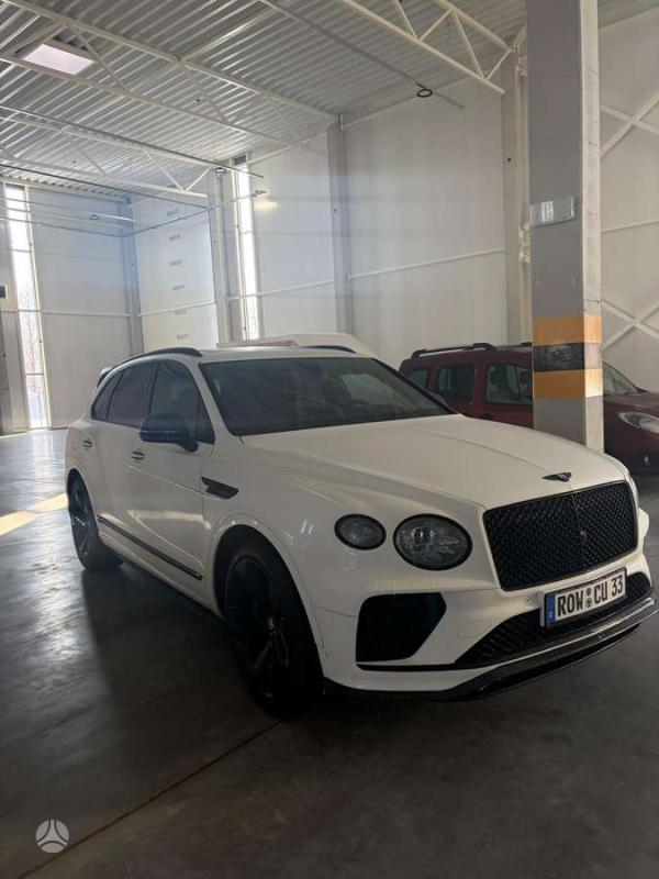 White Bentley Bentayga 2021 in Kaunas, with an engine capacity of 4.00 L and mileage of 48 thousand km for 139999 €, photo 2 on AUTOMOTO.COM.LV