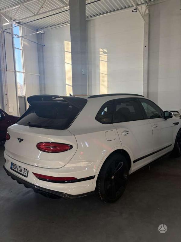 White Bentley Bentayga 2021 in Kaunas, with an engine capacity of 4.00 L and mileage of 48 thousand km for 139999 €, photo 3 on AUTOMOTO.COM.LV