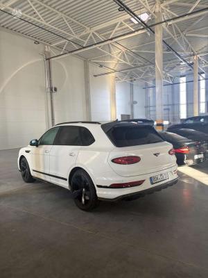 White Bentley Bentayga 2021 in Kaunas, with an engine capacity of 4.00 L and mileage of 48 thousand km for 139999 €, photo 4 on AUTOMOTO.COM.LV