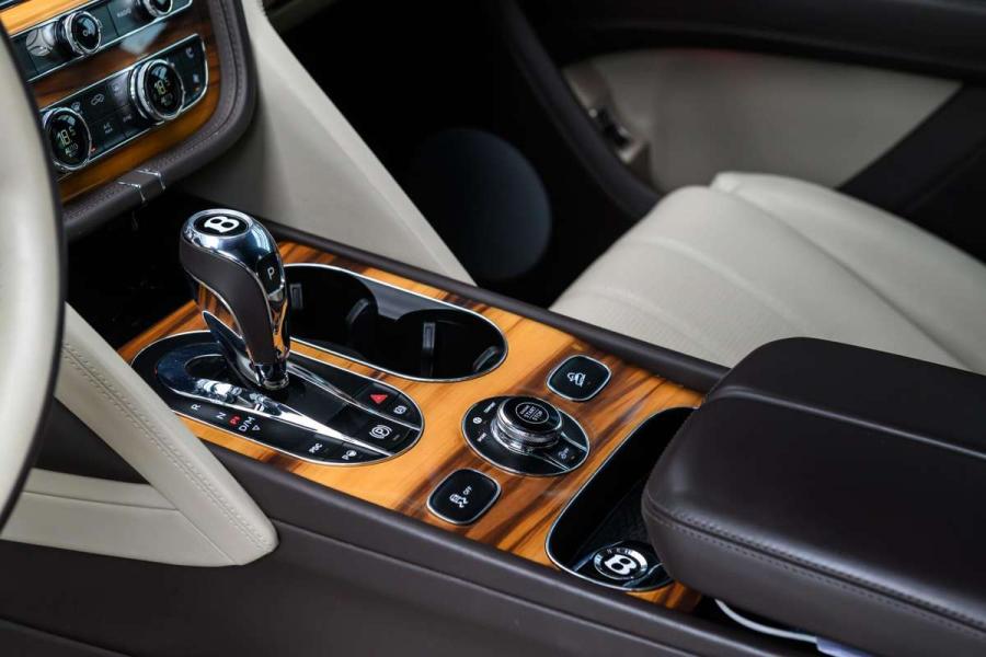 Dzeltens Bentley Bentayga 2022 Viļņa, ar dzinēja tilpumu 4.00 L un nobraukumu 79 tūkst. km par 167000 €, foto 22 vietnē AUTOMOTO.COM.LV