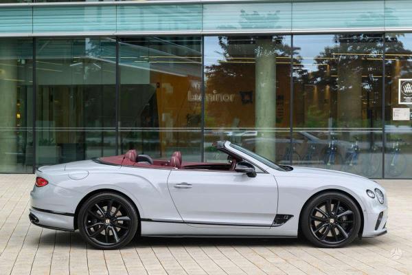 Black Bentley Continental 2020 in Vilnius, with an engine capacity of 5.95 L and mileage of 43 thousand km for 173000 €, photo 6 on AUTOMOTO.COM.LV