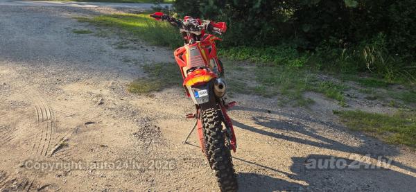 Red Beta RR 300 2019 in Parnu, with an engine capacity of 0.29 L and mileage of 3 thousand km for 4000 €, photo 5 on AUTOMOTO.COM.LV