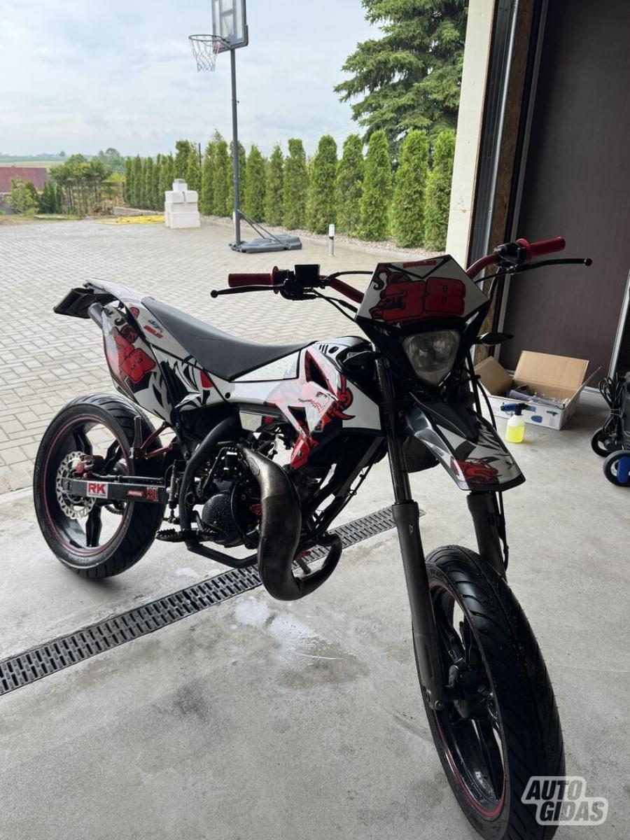 Sarkans Beta RR 2016 Marijampole, ar dzinēja tilpumu 0.05 L un nobraukumu 500 tūkst. km par 2200 €, foto 1 vietnē AUTOMOTO.COM.LV