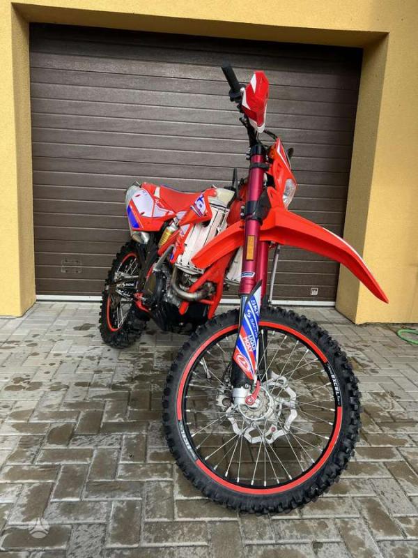 Red Beta RR 2017 in Birstonas, with an engine capacity of 0.35 L and mileage of 5 thousand km for 3599 €, photo 4 on AUTOMOTO.COM.LV