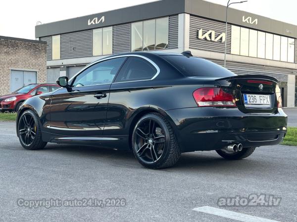 Melns BMW 1-series 2009 Narva, ar dzinēja tilpumu 2.00 L un nobraukumu 295 tūkst. km par 5999 €, foto 10 vietnē AUTOMOTO.COM.LV