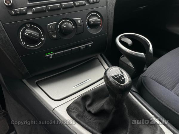 Melns BMW 1-series 2010 Tallina, ar dzinēja tilpumu 2.00 L un nobraukumu 277 tūkst. km par 2600 €, foto 8 vietnē AUTOMOTO.COM.LV