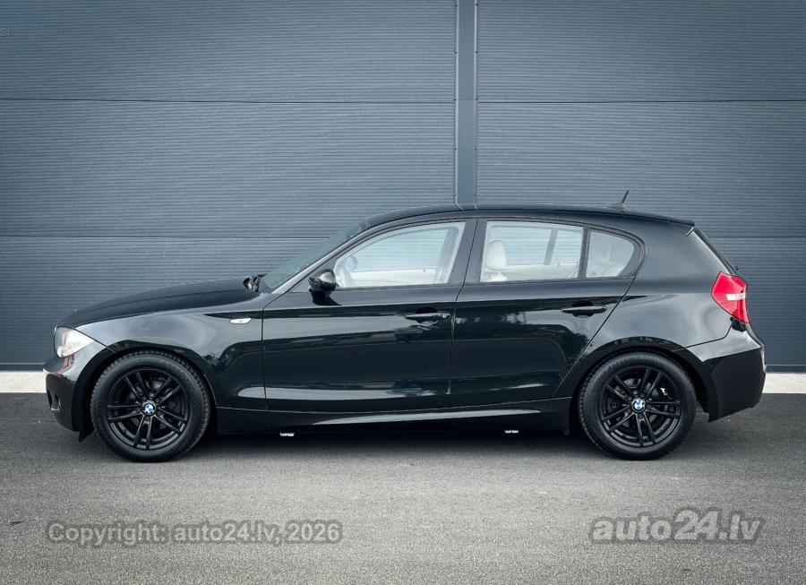 Melns BMW 1-series 2008 Kuresāre, ar dzinēja tilpumu 1.60 L un nobraukumu 139 tūkst. km par 3900 €, foto 4 vietnē AUTOMOTO.COM.LV