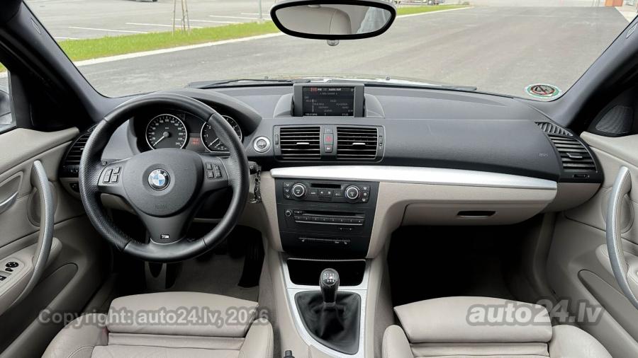 Melns BMW 1-series 2008 Kuresāre, ar dzinēja tilpumu 1.60 L un nobraukumu 139 tūkst. km par 3900 €, foto 13 vietnē AUTOMOTO.COM.LV