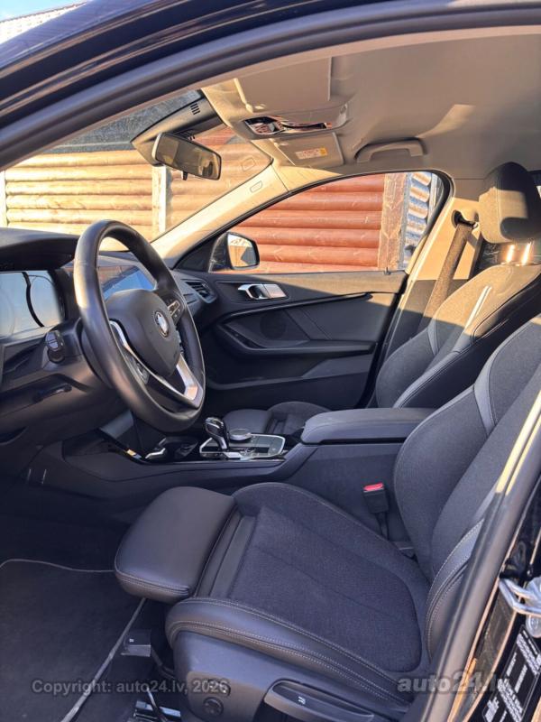 Melns BMW 1-series 2020 Tallina, ar dzinēja tilpumu 1.50 L un nobraukumu 108 tūkst. km par 20500 €, foto 11 vietnē AUTOMOTO.COM.LV