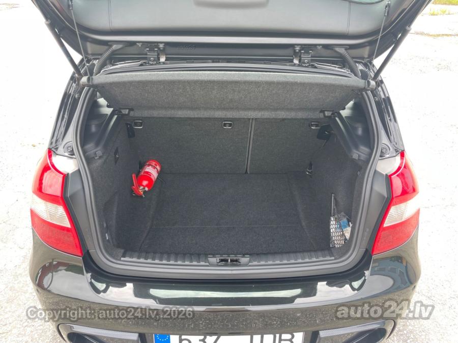 Melns BMW 1-series 2006 Tallina, ar dzinēja tilpumu 3.00 L un nobraukumu 257 tūkst. km par 10800 €, foto 16 vietnē AUTOMOTO.COM.LV