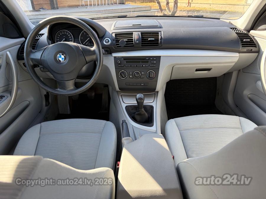 Melns BMW 1-series 2009 Tallina, ar dzinēja tilpumu 2.00 L un nobraukumu 247 tūkst. km par 4600 €, foto 12 vietnē AUTOMOTO.COM.LV